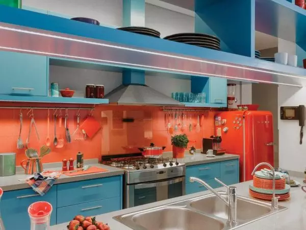 Koraal en blauwe kleuren in de keuken