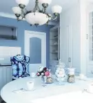 باورچی خانے میں پیٹرن کی کرسیاں اور نیلے رنگ کی دیواریں