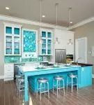 シンプルなデザインの台所で明るい家具