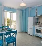 एक विशाल रसोई पर नीले फर्नीचर और दीवारें