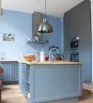 Stijlvolle kroonluchter in een kleine keuken