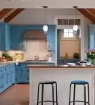 Bukter på taket på et stort kjøkken