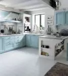 Veľká a svetlá kuchyňa s modrým nábytkom