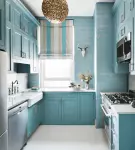 نیلے رنگ کے فرنیچر کے ساتھ تنگ باورچی خانے
