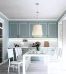 Modré detaily v malej kuchyni
