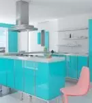 Blå og rosa møbler på stilig kjøkken
