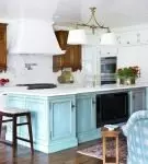 Blå element i köket interiör