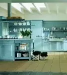 Dapur besar dengan furnitur biru