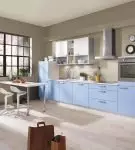 Lakoniske blå møbler på kjøkkenet
