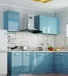 Blauw meubilair op de achtergrond van witte keukenmuren