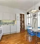 Blå stoler og hvitt hodesett på kjøkkenet