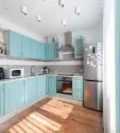 Mutfakta basit mavi mobilya
