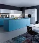 Tmavé steny a modrý nábytok v kuchyni