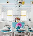 青い詳細を持つ白いキッチン