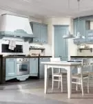 Lichtblauw meubilair in de grote keuken