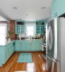 台所で青い家具と茶色の床