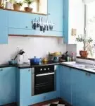 Podea alb-negru și mobilier albastru în bucătărie
