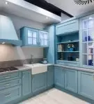 Ľahká modrá headset v kuchyni