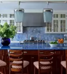 Φωτεινό μπλε χρώμα στη ρύθμιση κουζίνας