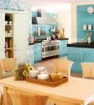 台所の青いヘッドセットとベージュのテーブル