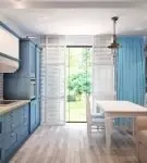 Mavi detaylı geniş bir mutfak