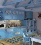 Blå bjelker og hodetelefoner på kjøkkenet