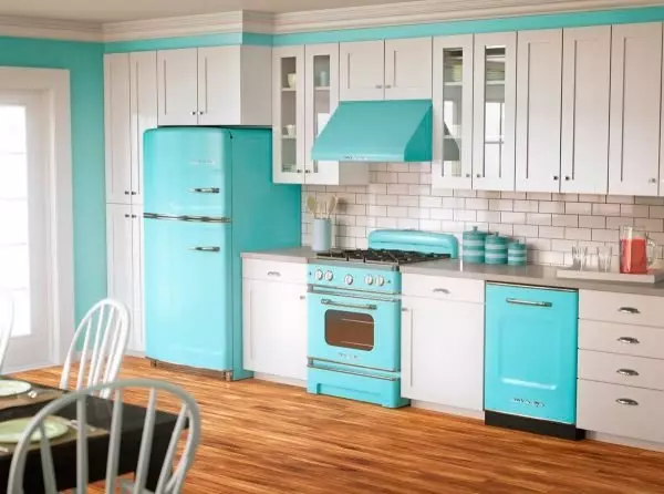 Dapur Turquoise dengan lantai keemasan
