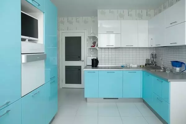 Svijetla minimalistička kuhinja sa tirkiznim dodacima