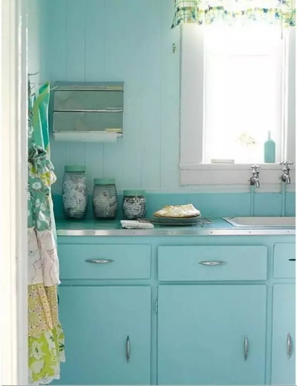 Dapur Turquoise dengan balang untuk croup