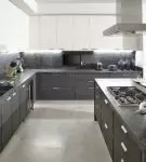 Простора кухня з ефектним сірим фартухом