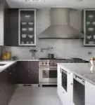 Countertop ndi Apron mu Grey Kitchen