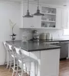 Сіро-білі меблі на кухні