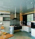Сіро-блакитний стеля на світлій кухні