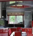 Сіро-червоний стелю на стильній кухні