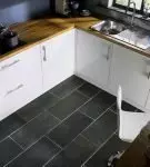 Темно-сіра плитка для підлоги на кухні