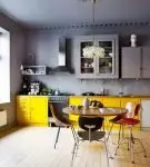 Жовто-сірий гарнітур і сірий стелю на кухні
