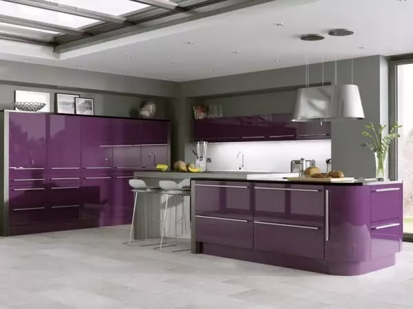 Кухня в стилі хай-тек з фіолетовим гарнітуром