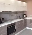 Блідо-сірий гарнітур на тлі бежевих стін кухні