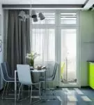 台所で緑色のヘッドロックを持つ灰色のカーテン