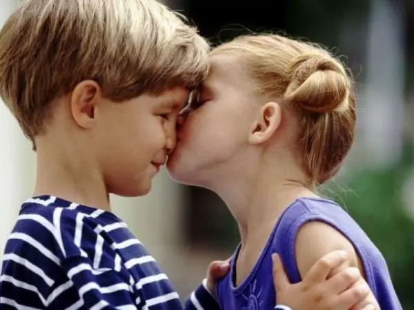 Дівчинка цілує хлопчика в ніс
