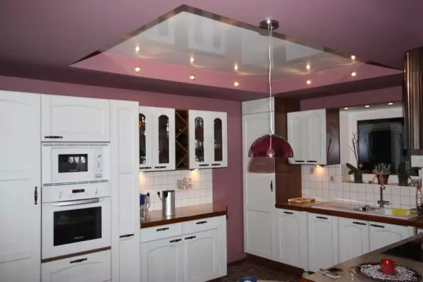 Rózsaszín mennyezet a konyhában
