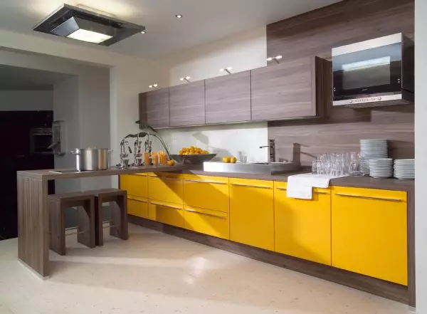 สีน้ำตาลและสีเหลืองในห้องครัว