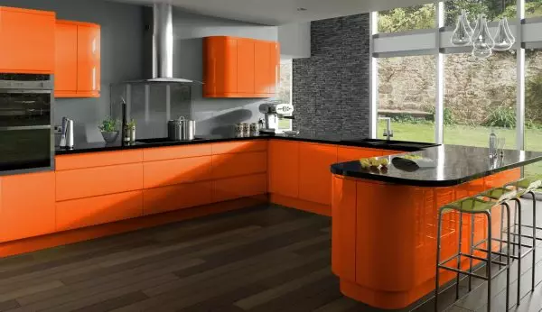 Headset oranye dan lantai cokelat di dapur