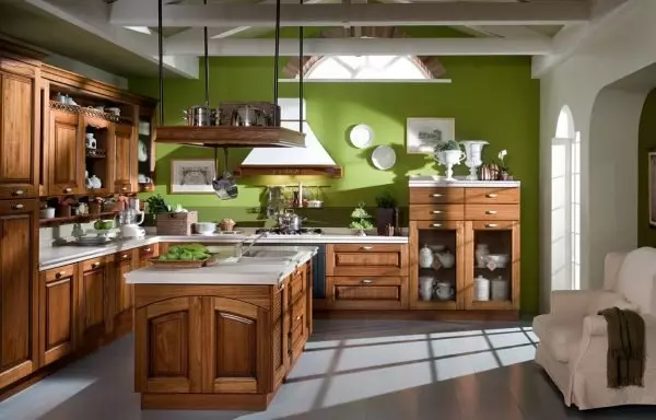 绿色墙壁在乡村风格的厨房里