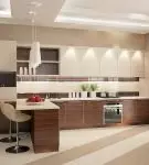 ब्राइट लाइटिंगसह स्वयंपाकघरात दोन-रंगाचे फर्निचर