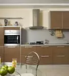 Светло кафяво мебели в малка кухня