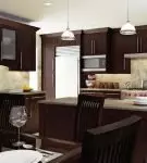 Тъмни мебели и бял таван в кухнята