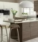 तपकिरी फर्निचरसह उज्ज्वल रंगांमध्ये स्वयंपाकघर