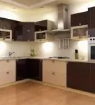 रसोई में बेज-भूरे रंग का फर्नीचर