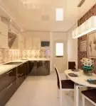 पैटर्न वाली दीवार और भूरे रंग के फर्नीचर के साथ संकीर्ण रसोईघर